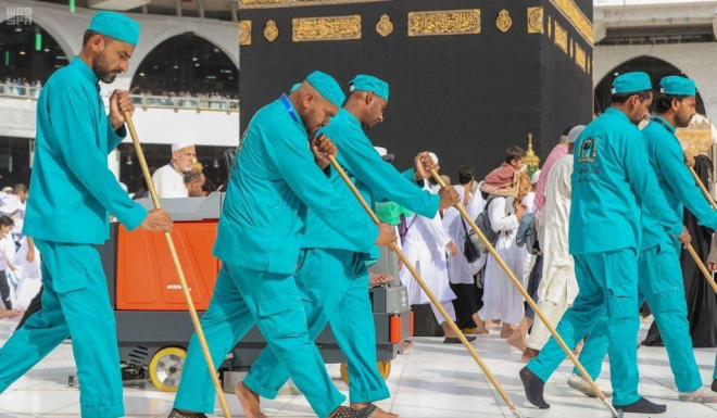 Muslims gather at Grand Mosque in Makkah for 27th night of Ramadan